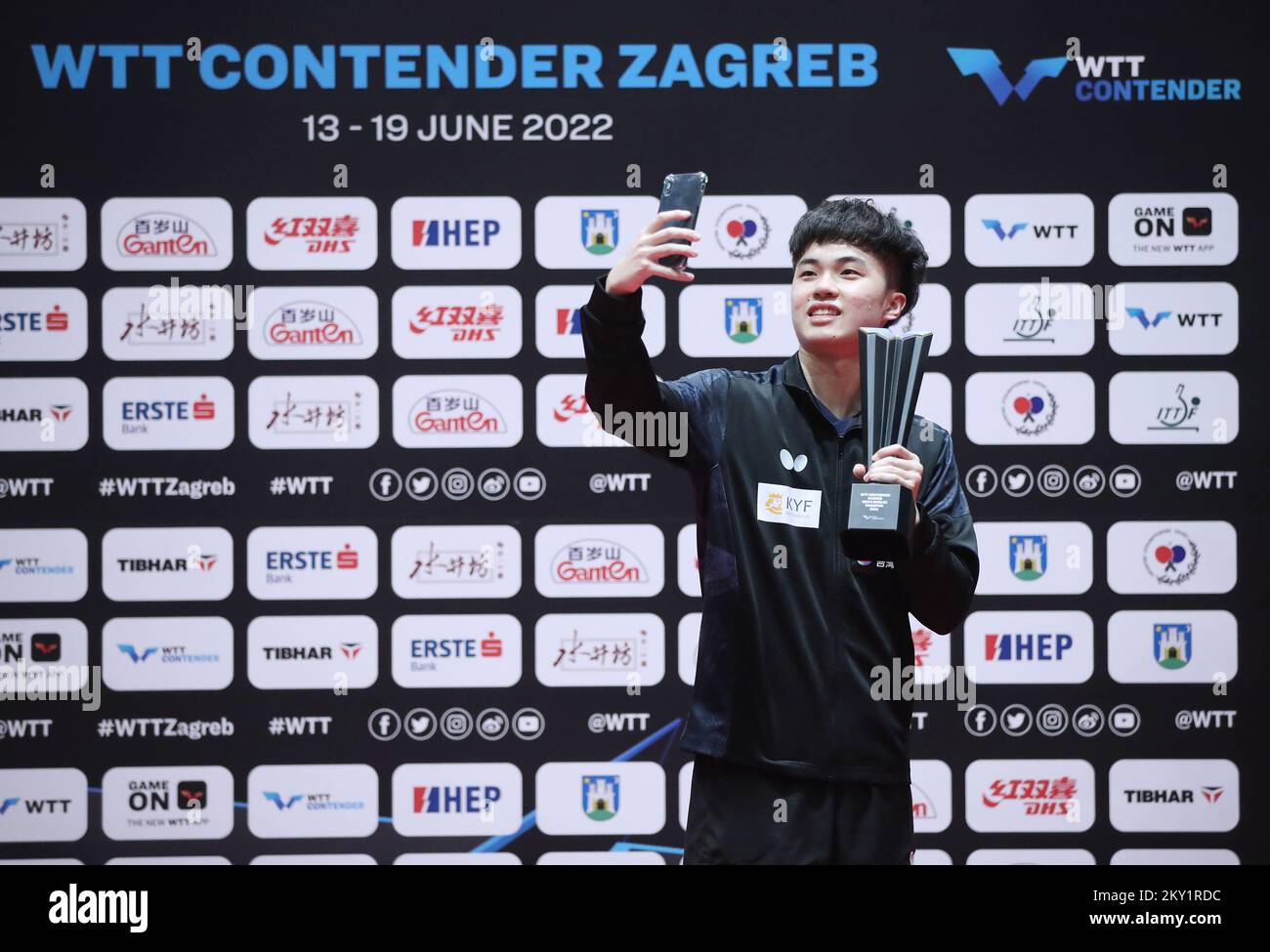 Gewinner Yun-Ju Lin aus Taiwan posieren mit seiner Trophäe nach WTT Contender Zagreb 2022 Männer ...