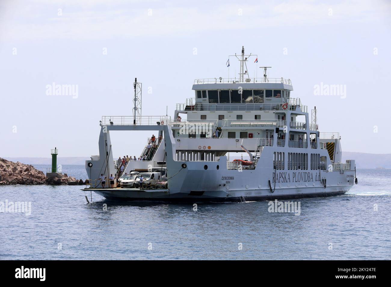 Die Rabska plovidba-Fähre 'Cetiri zvonika' mit Touristen legt am 2 ...