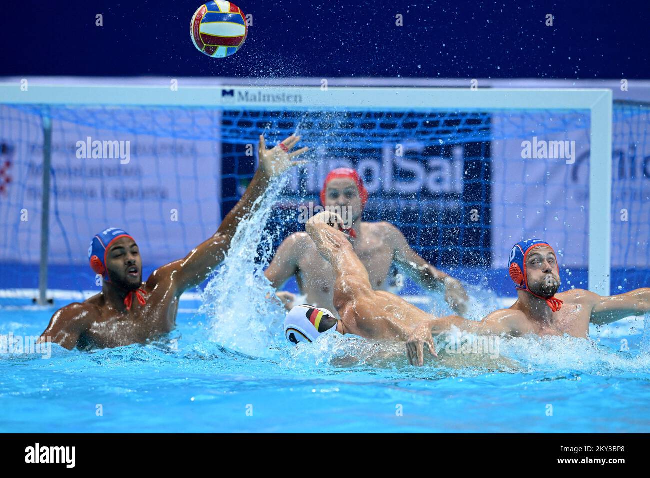 Mateo Cuk aus Deutschland macht Aufnahmen während des Wasserball ...