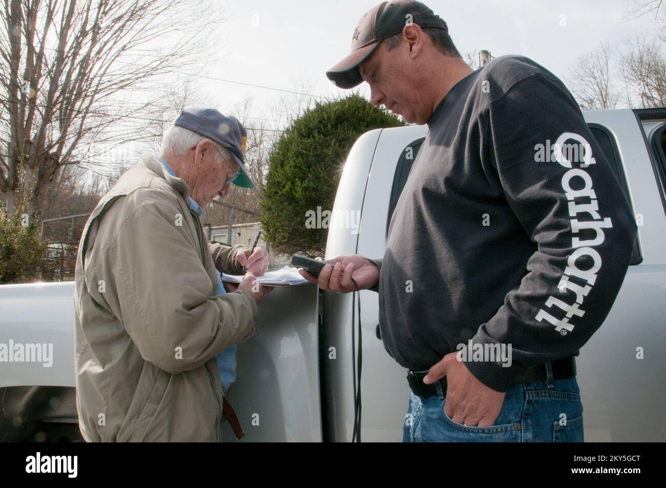 Die FEMA arbeitet mit der Cherokee Nation zusammen. Östliche Gruppe von ... Die FEMA arbeitet mit der Cherokee Nation zusammen. Östliche Gruppe von ...