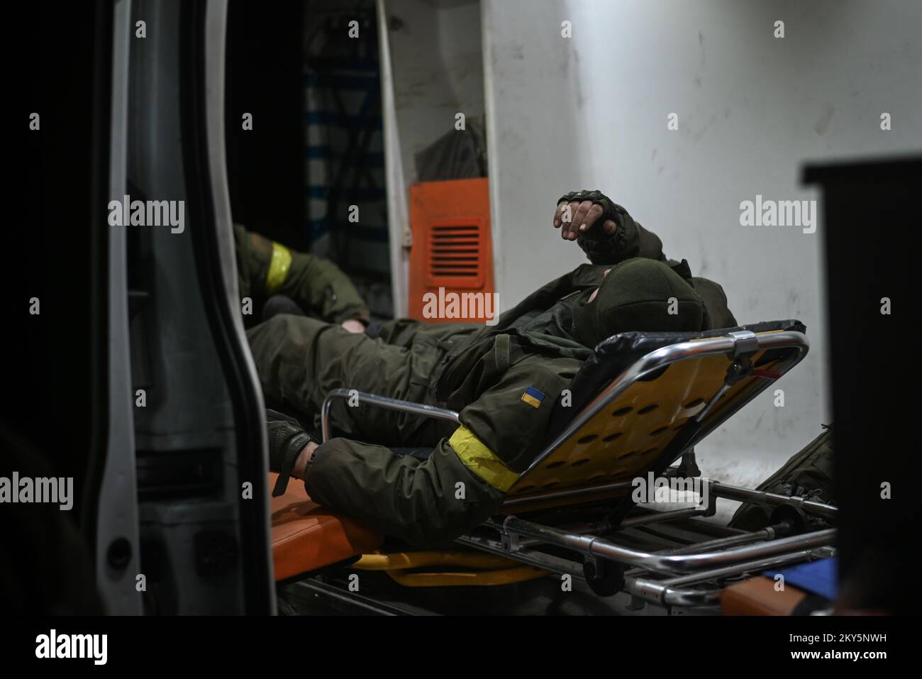 Ein ukrainischer Soldat, der durch Kleinwaffenfeuer verwundet wurde, wird am 30. November 2022 ...