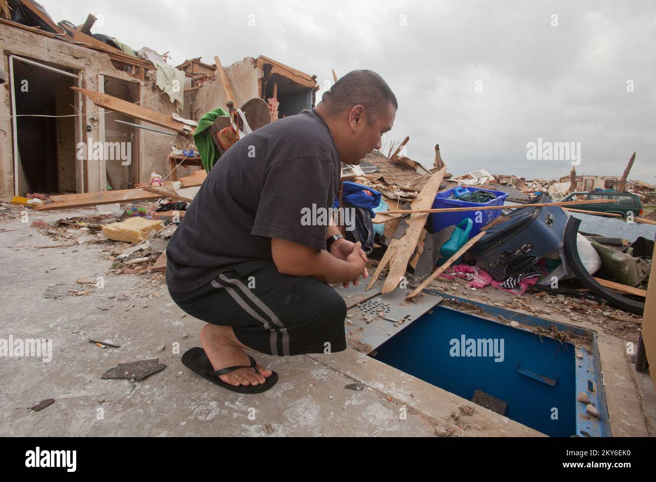 Moore, Okla., 29. Mai 2013 Tornado Survivor, Frances Robinson schaut in ...