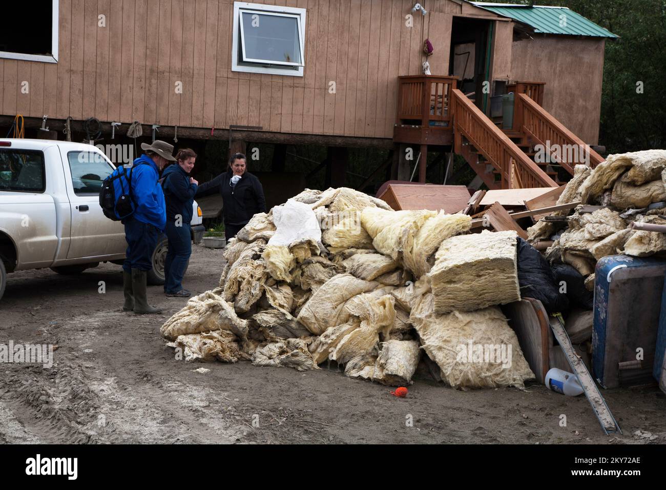 Galena, Alaska, 1. Juli 2013 Christine Twitchell zeigt beschädigte ...