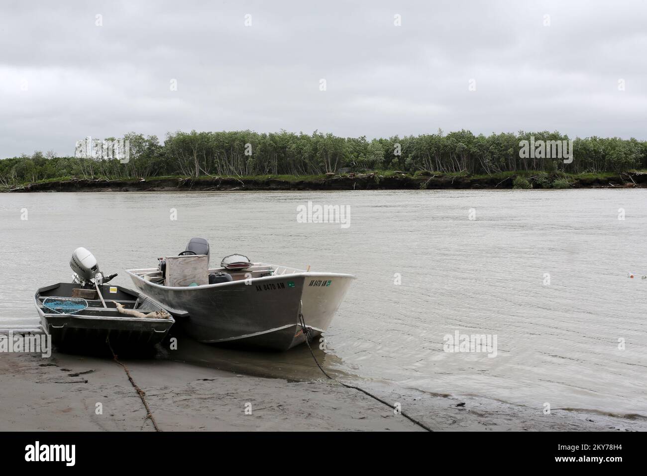 Alakanuk, Alaska, 16. Juli 2013 die schwere Erosion in der Ferne ...