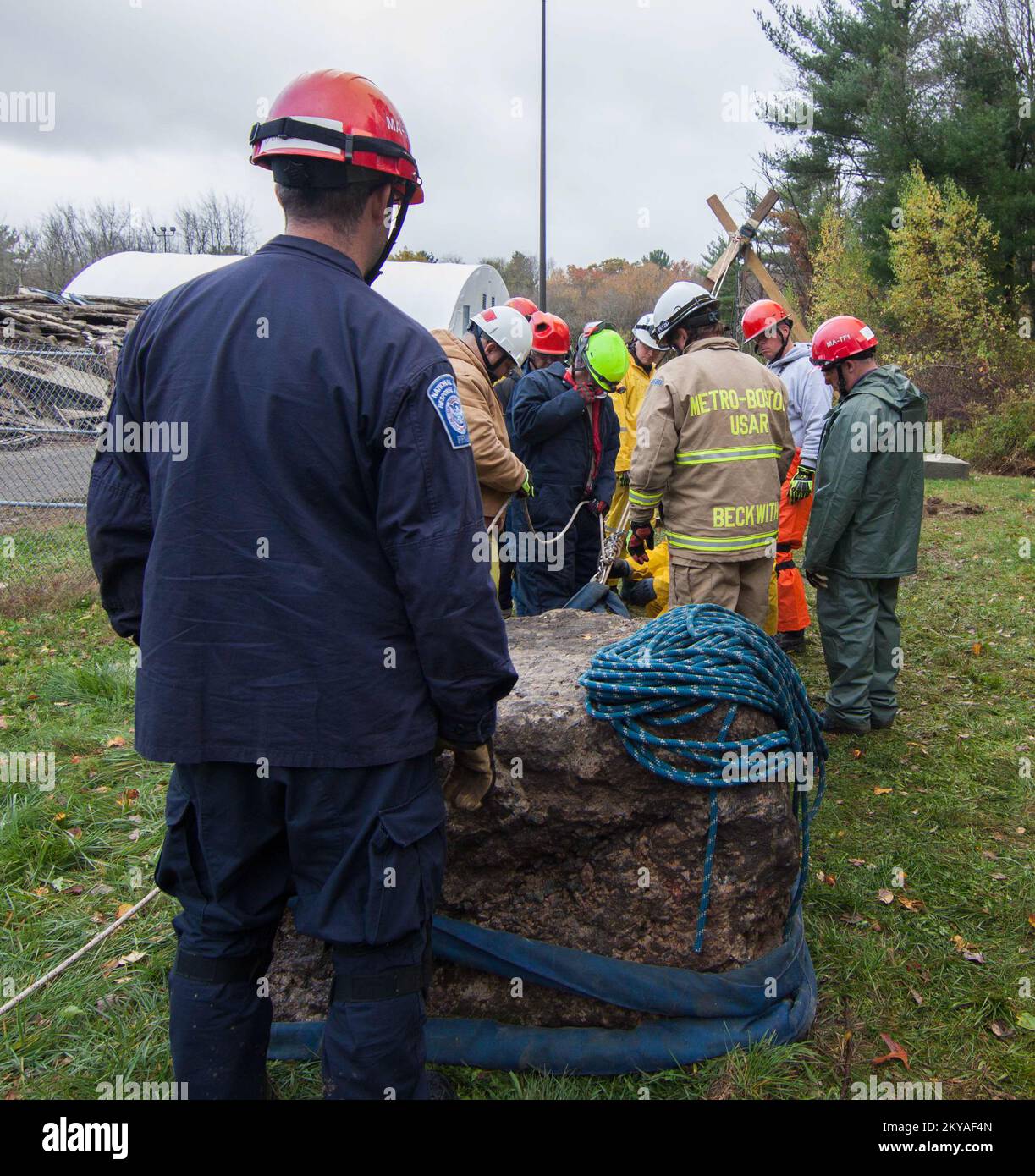 Mitglieder des Urban Search and Rescue Teams der Massachusetts Task ...