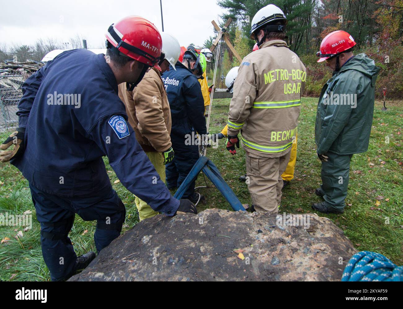 Mitglieder des Urban Search and Rescue Teams der Massachusetts Task ...