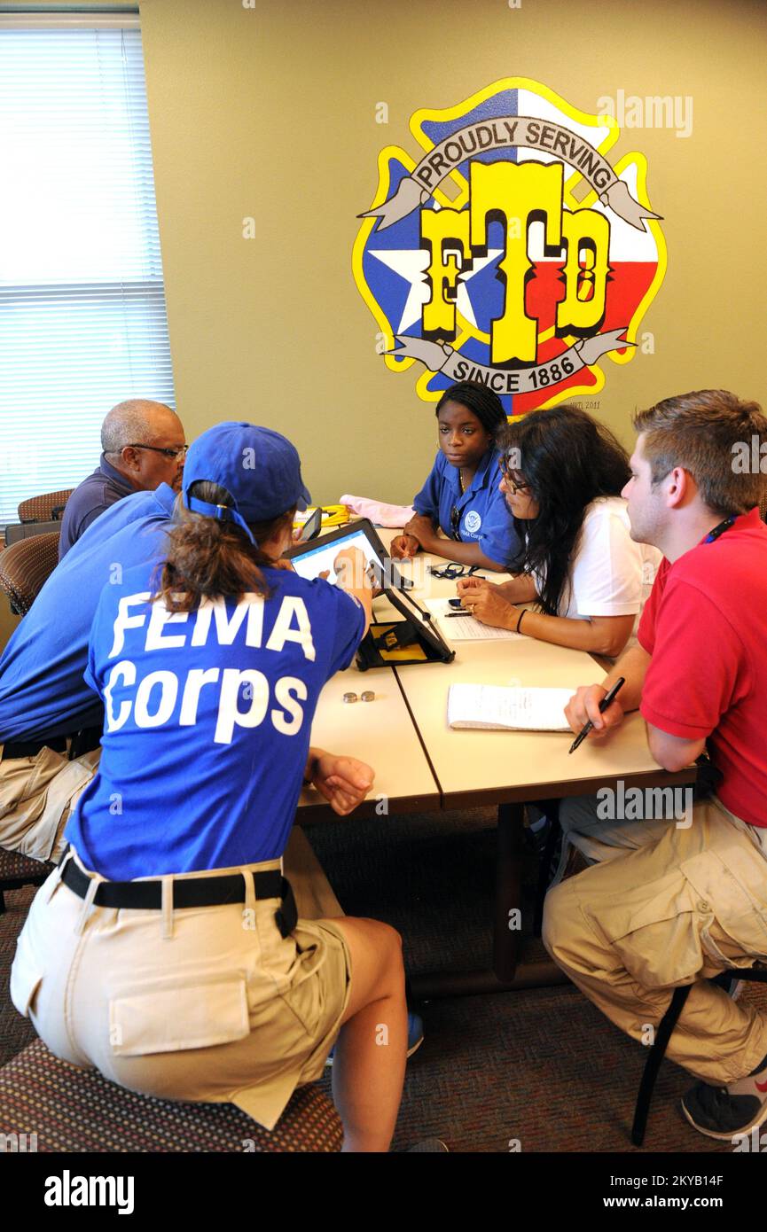 Taylor, TX, USA – 25. Juni 2015 FEMA Corps und Disaster Survivor ...