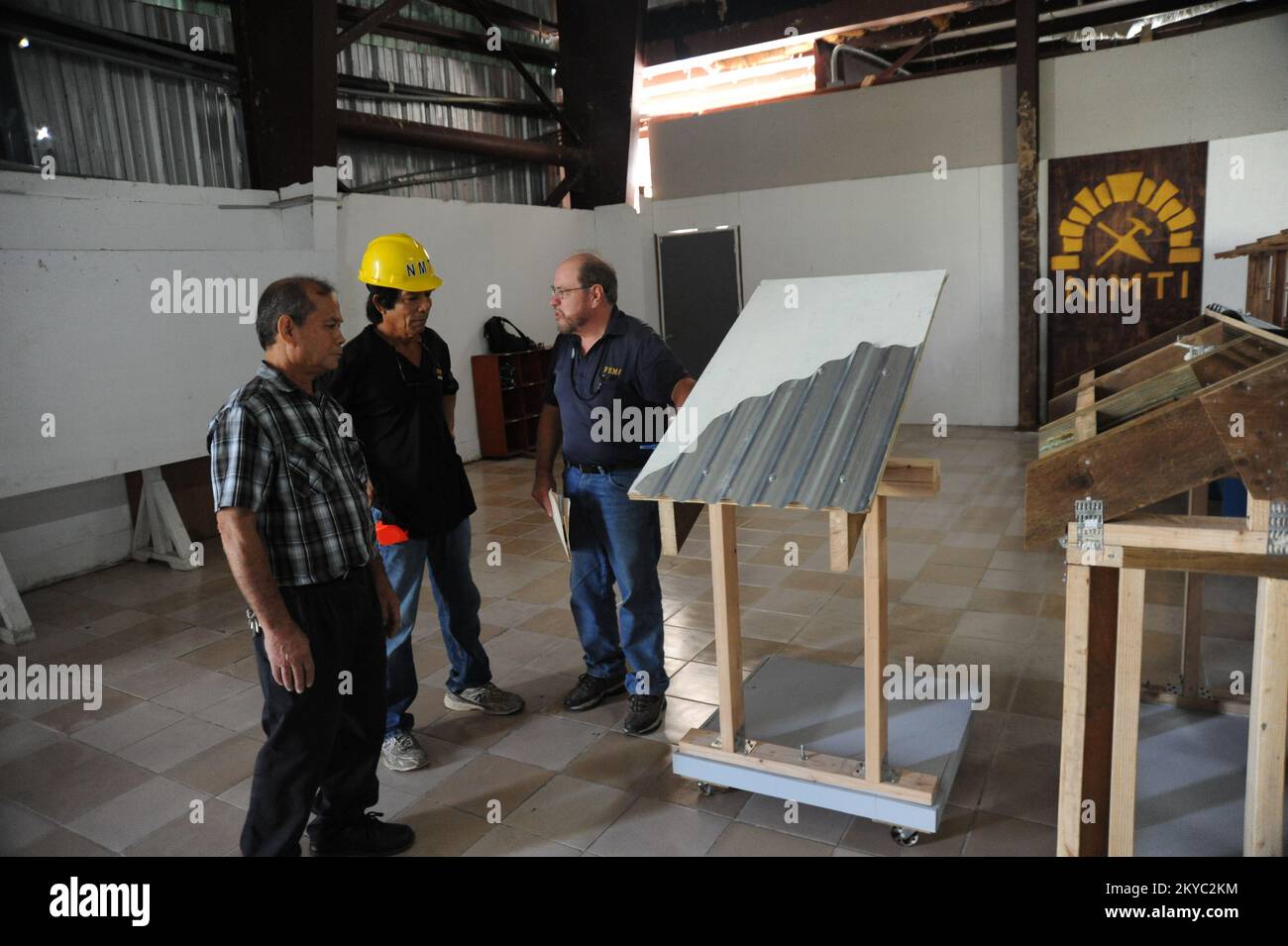 Mario Verde, Experte für Gefahrenbegrenzung, spricht mit Mike Vargas ...