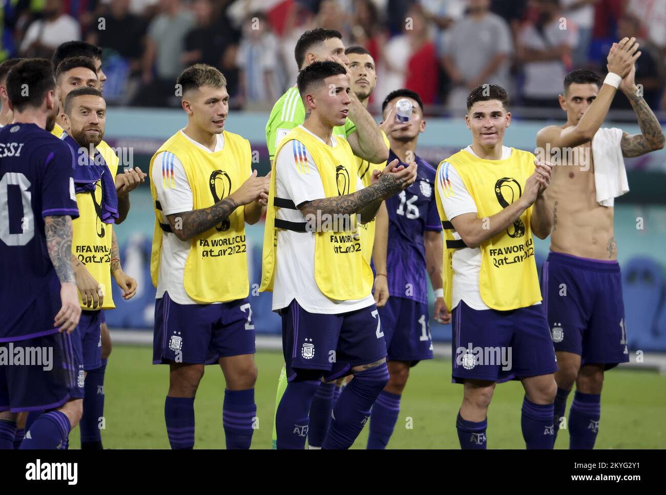 Spieler aus Argentinien feiern den Sieg mit den Fans nach der FIFA ... Spieler aus Argentinien feiern den Sieg mit den Fans nach der FIFA ...