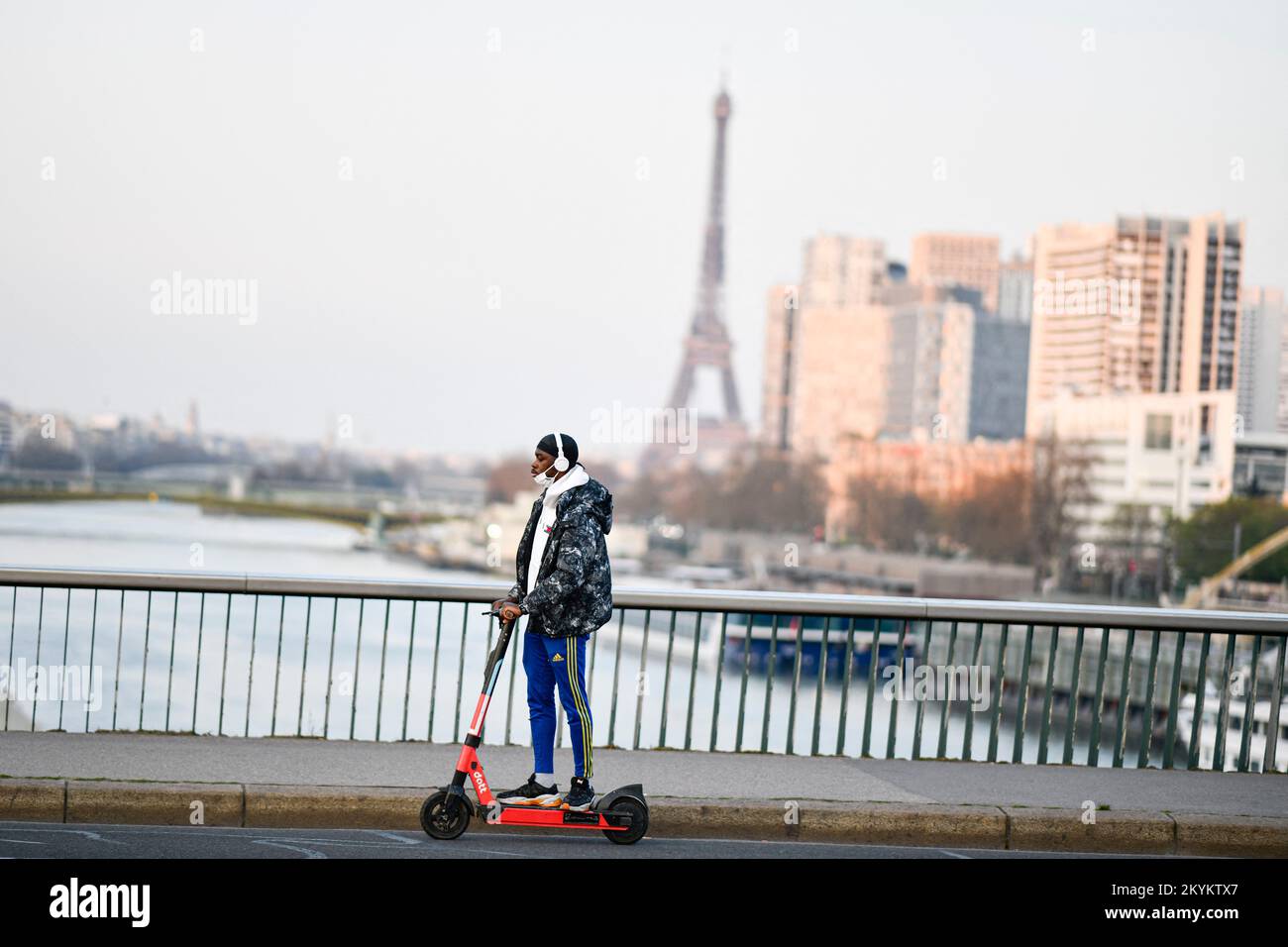 Das Bild zeigt elektrische Selbstbedienungsroller, die Entwicklung ...