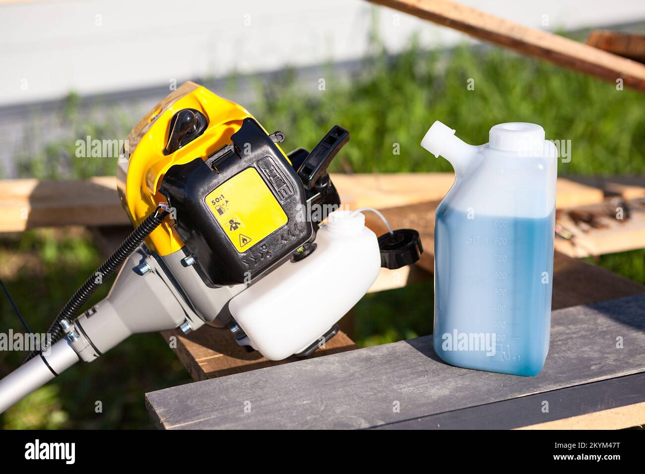 Ein Schmieröl gemischt mit Benzin für einen Zweitaktmotor. Vorbereitung ...