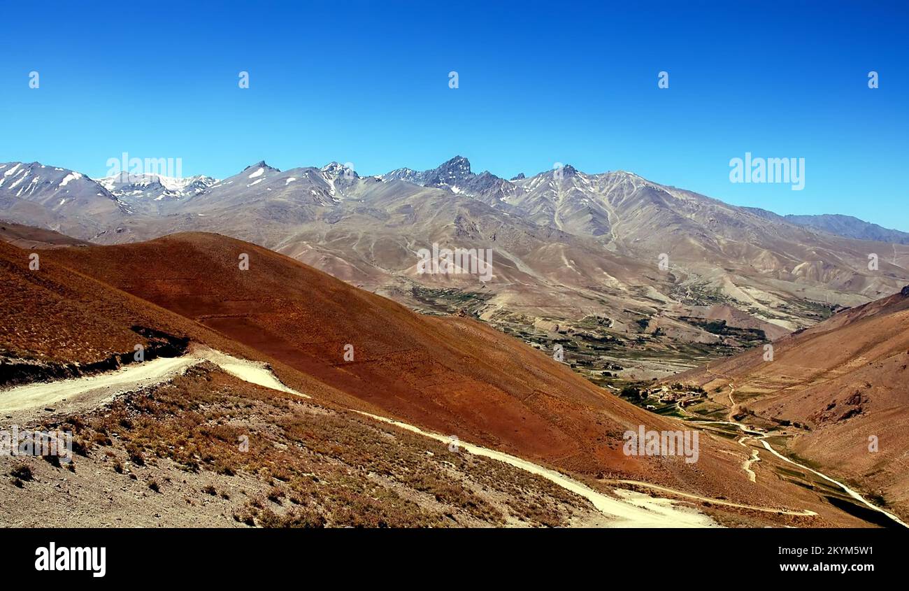 Landschaft zwischen Kabul und Bamyan (Bamiyan) in Afghanistan. Staubige ...