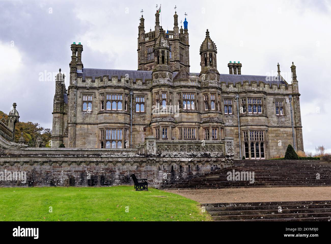 Viktorianisches Herrenhaus im gotischen Stil. TUDOR Gothic Mansion ...