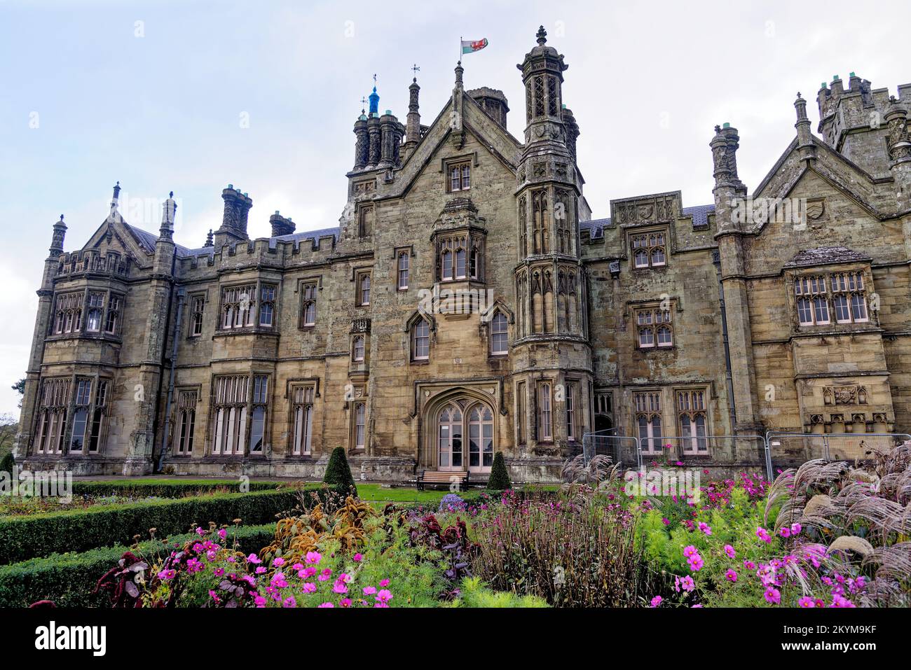 Tudor gothic style victorian mansion -Fotos und -Bildmaterial in hoher ...