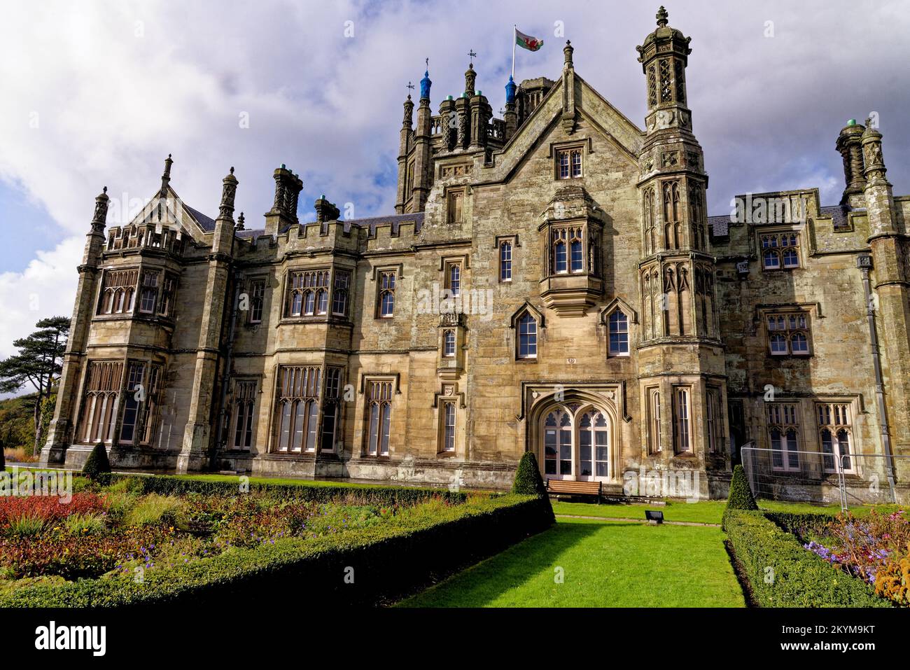 Tudor gothic style victorian mansion -Fotos und -Bildmaterial in hoher Auflösung – Alamy