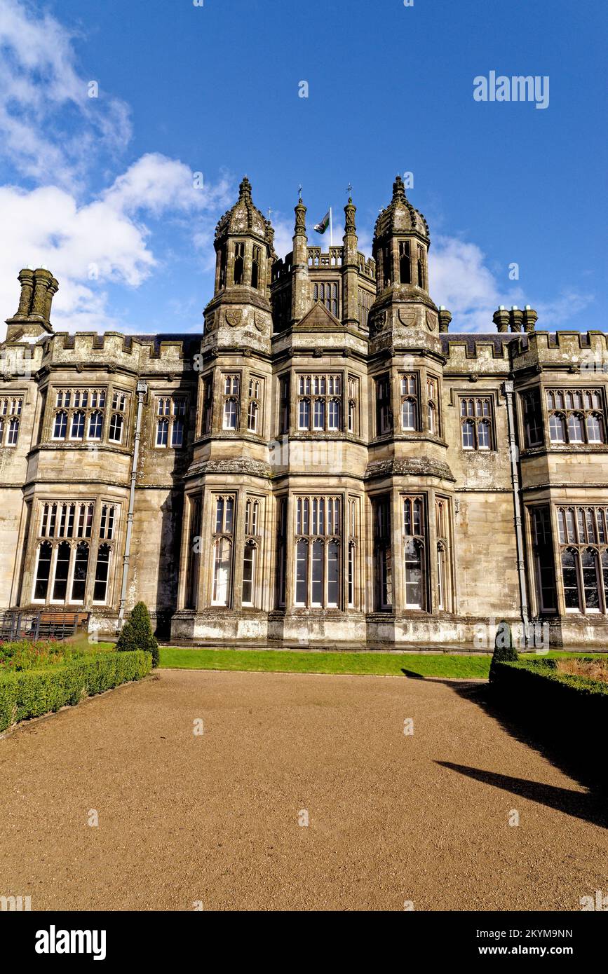 Tudor gothic style victorian mansion -Fotos und -Bildmaterial in hoher ...