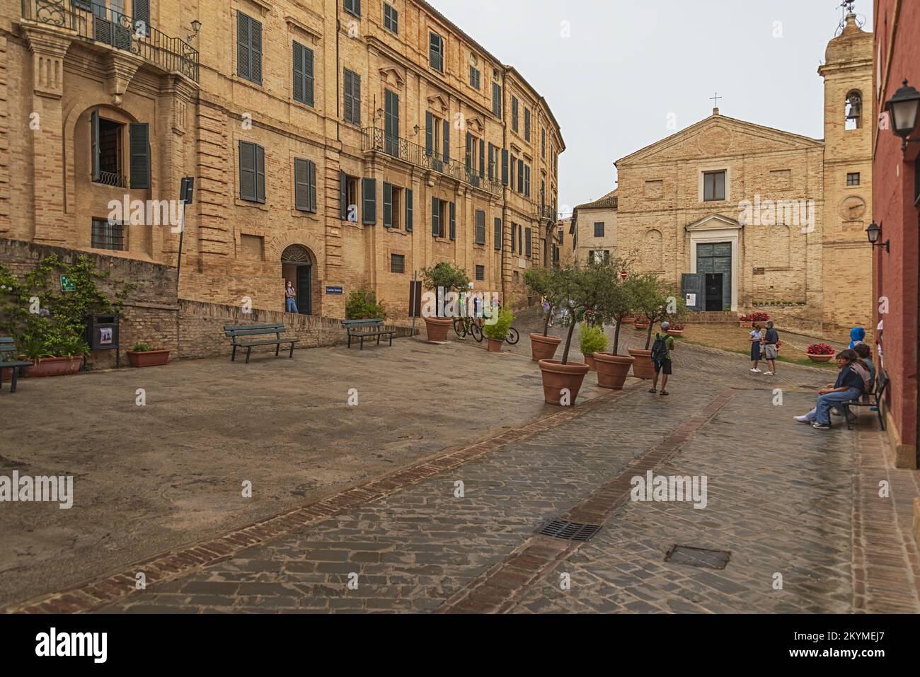 Chiesa del villaggio medievale -Fotos und -Bildmaterial in hoher Auflösung – Alamy