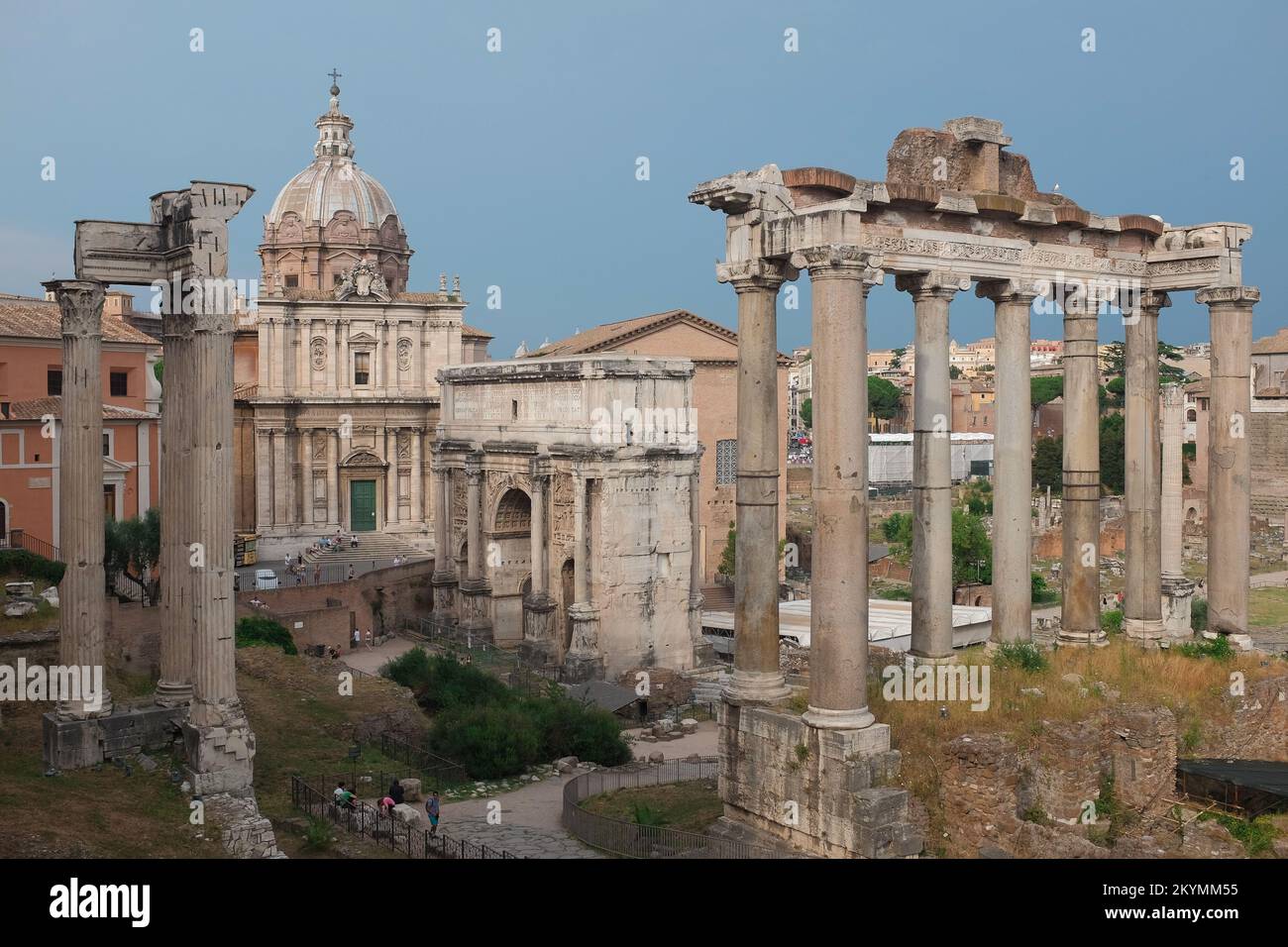 Rom, Italien - Blick auf die architektonischen Ruinen des Forum Romanum ...
