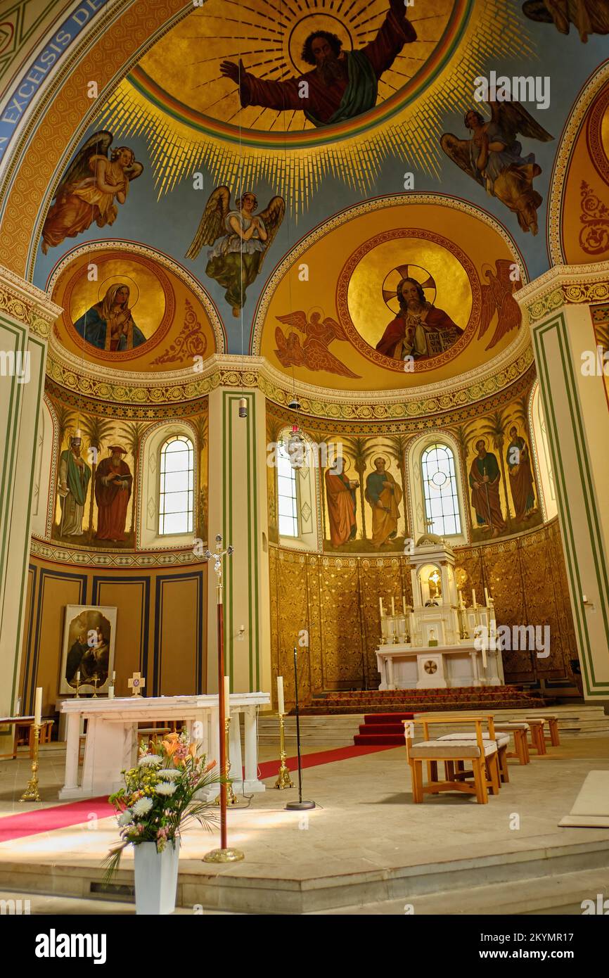 Innenansicht mit Blick auf Chancel und Apse, römisch-katholische Kirche ...