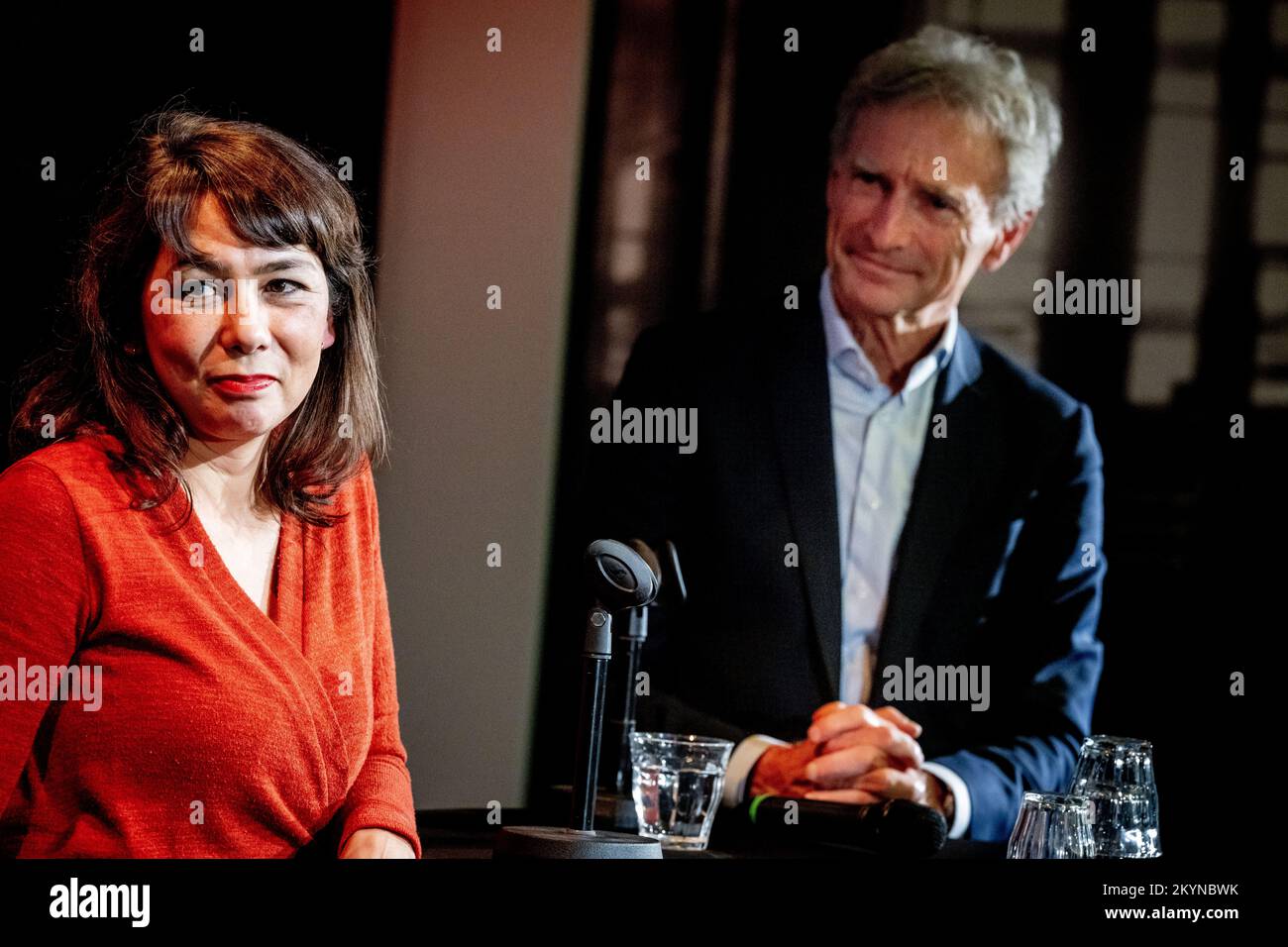 Liste der kandidaten zwei personen -Fotos und -Bildmaterial in hoher ...