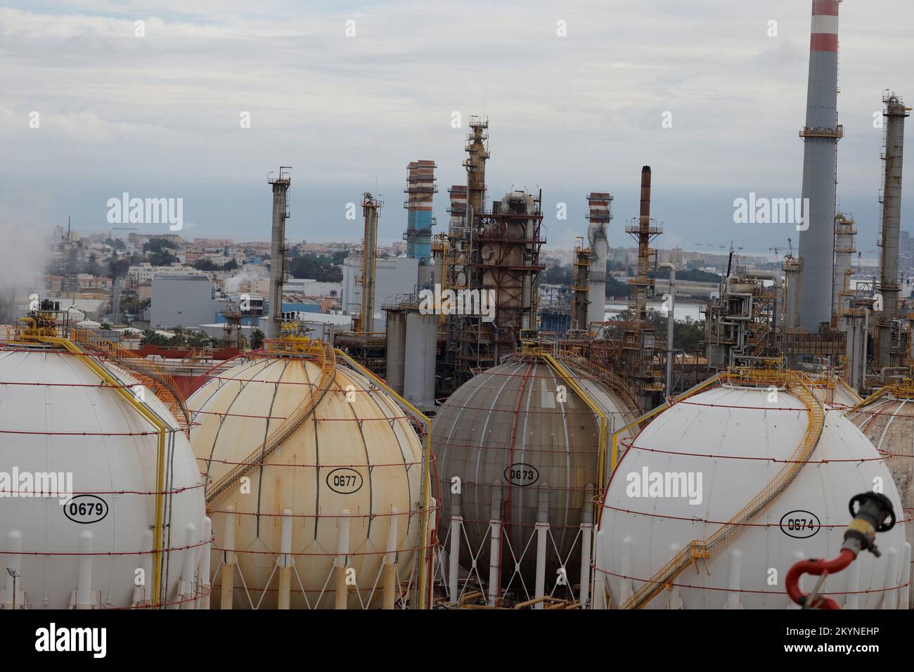 Ein Blick zeigt die Raffinerie von Cepsa während der Präsentation des ...