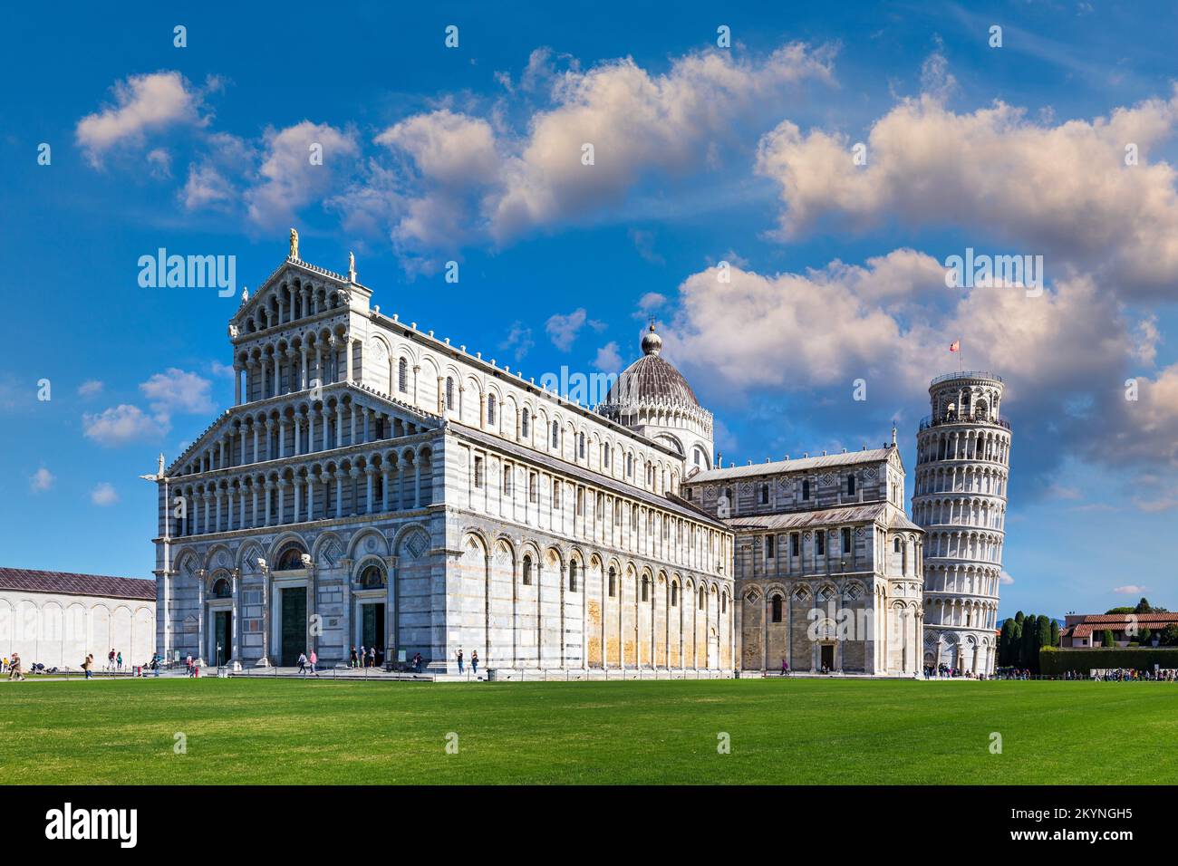 Kathedrale von Pisa und Schiefer Turm an einem sonnigen Tag in Pisa ...