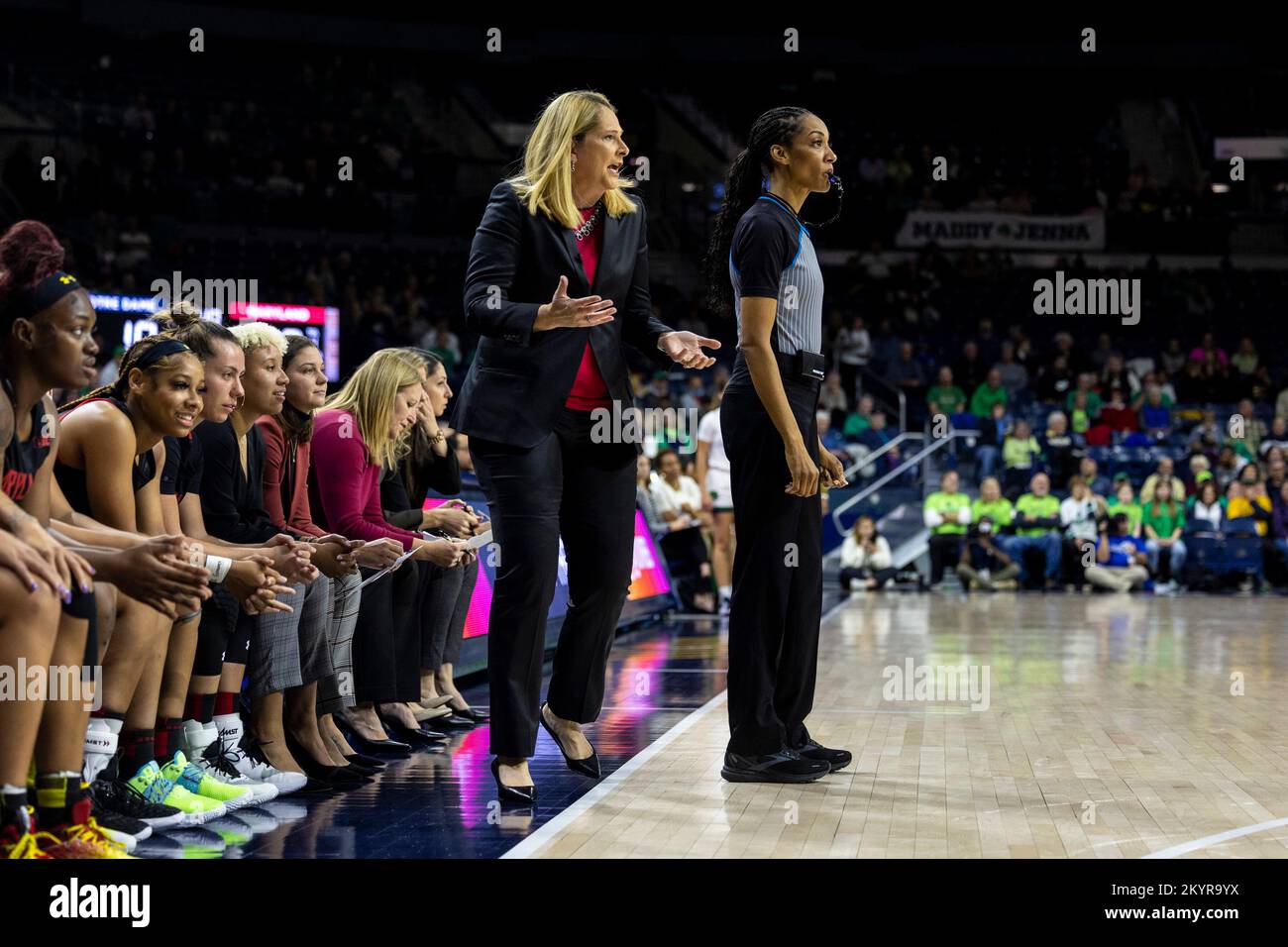 01. Dezember 2022: Maryland Cheftrainer Brenda Frese reagiert auf einen ...