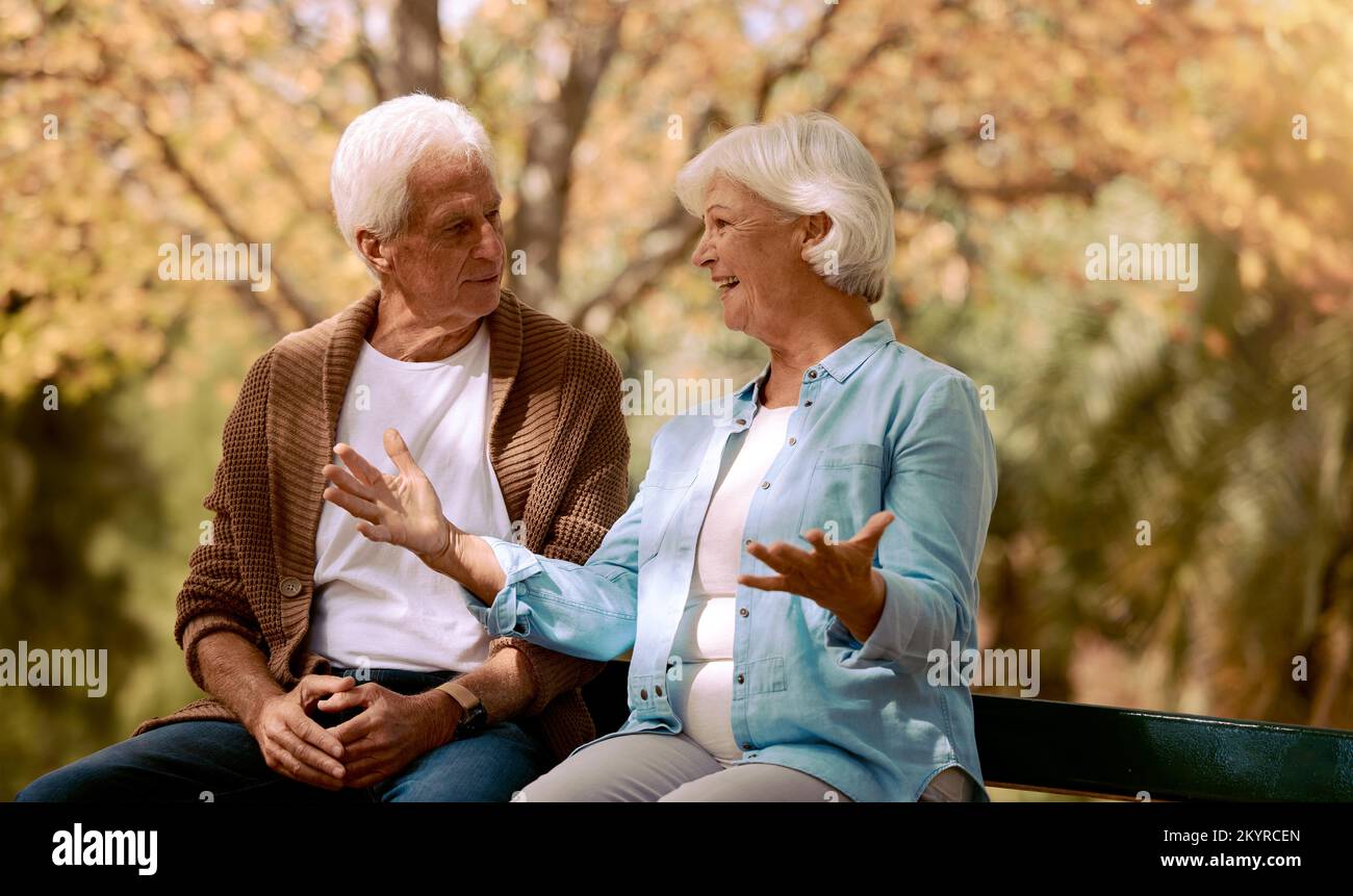 Natur, Park und Ruhestand mit einem älteren Paar, das auf einer ...