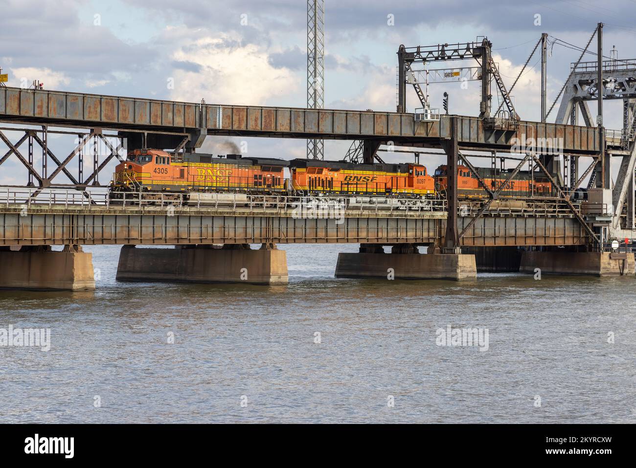 Ein BNSF-Güterzug in westlicher Richtung, der den Mississippi auf der ...
