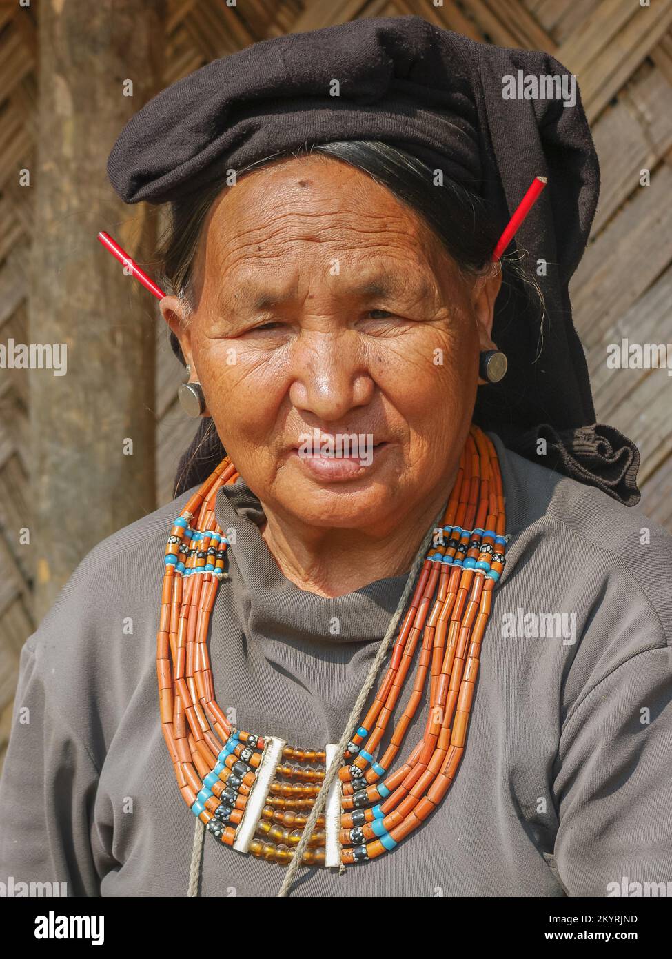 Mon District, Nagaland, Indien - 03 11 2014 : Porträt der alten Naga ...