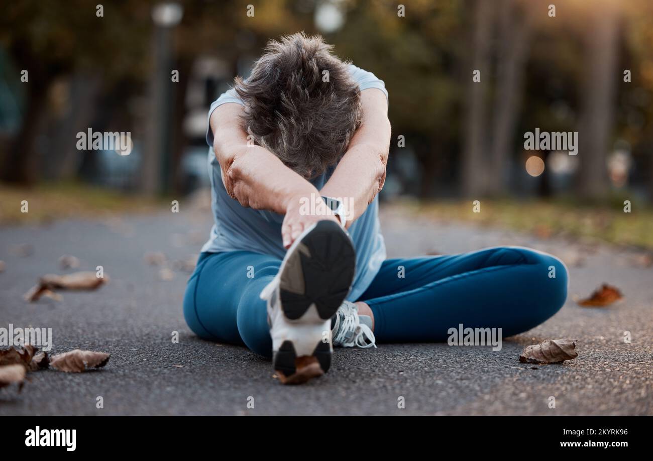 Fitness, Senioren und Frauen, die sich im Freien die Beine vertreten ...
