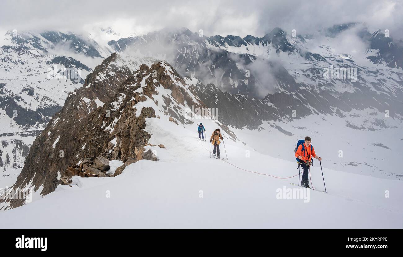 Skitouristen, die im Winter auf dem Gletscher laufen, Alpeiner Ferner ...