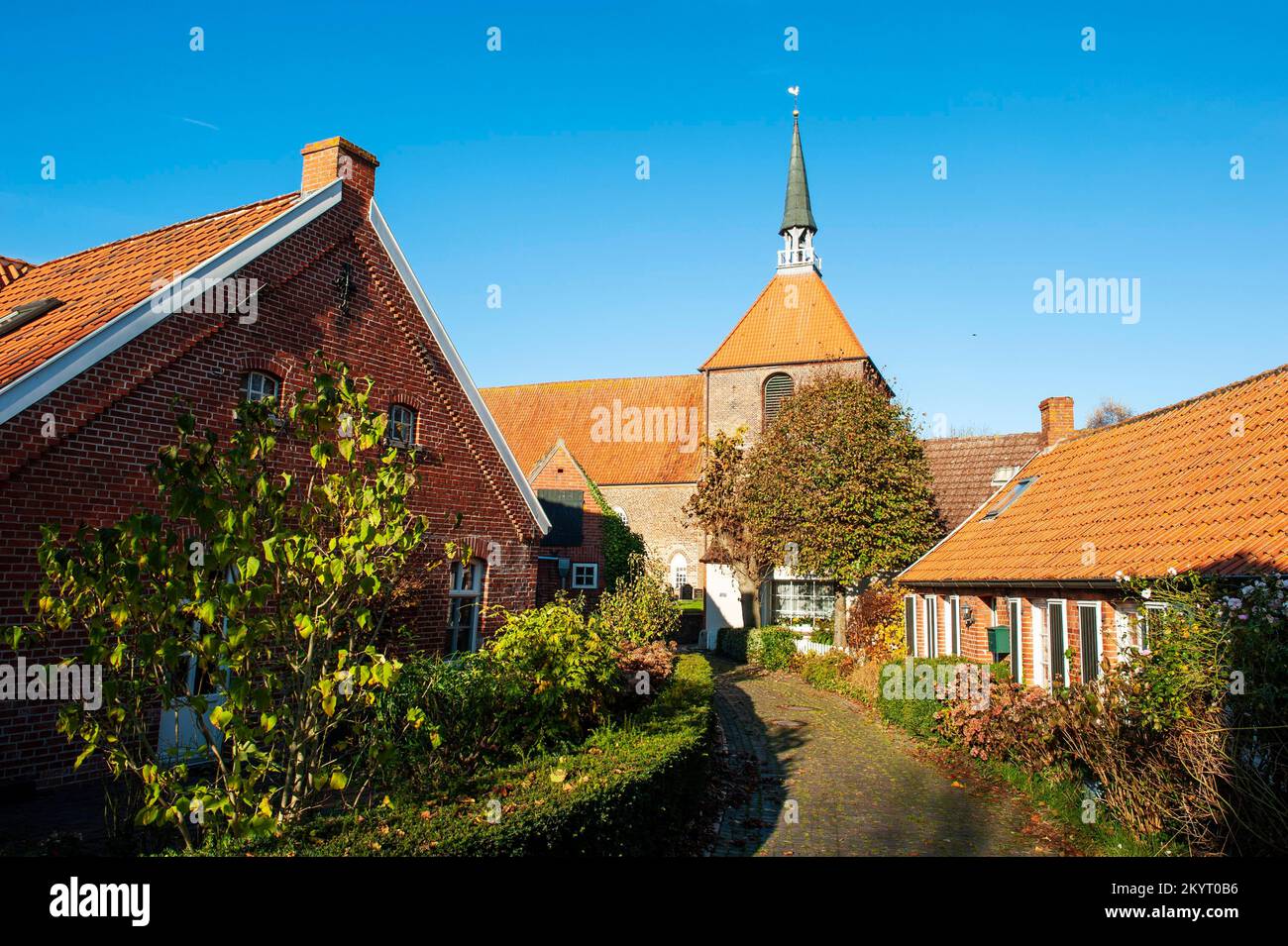 Protestantische Kirche im alten historischen Zentrum von Rysum ...