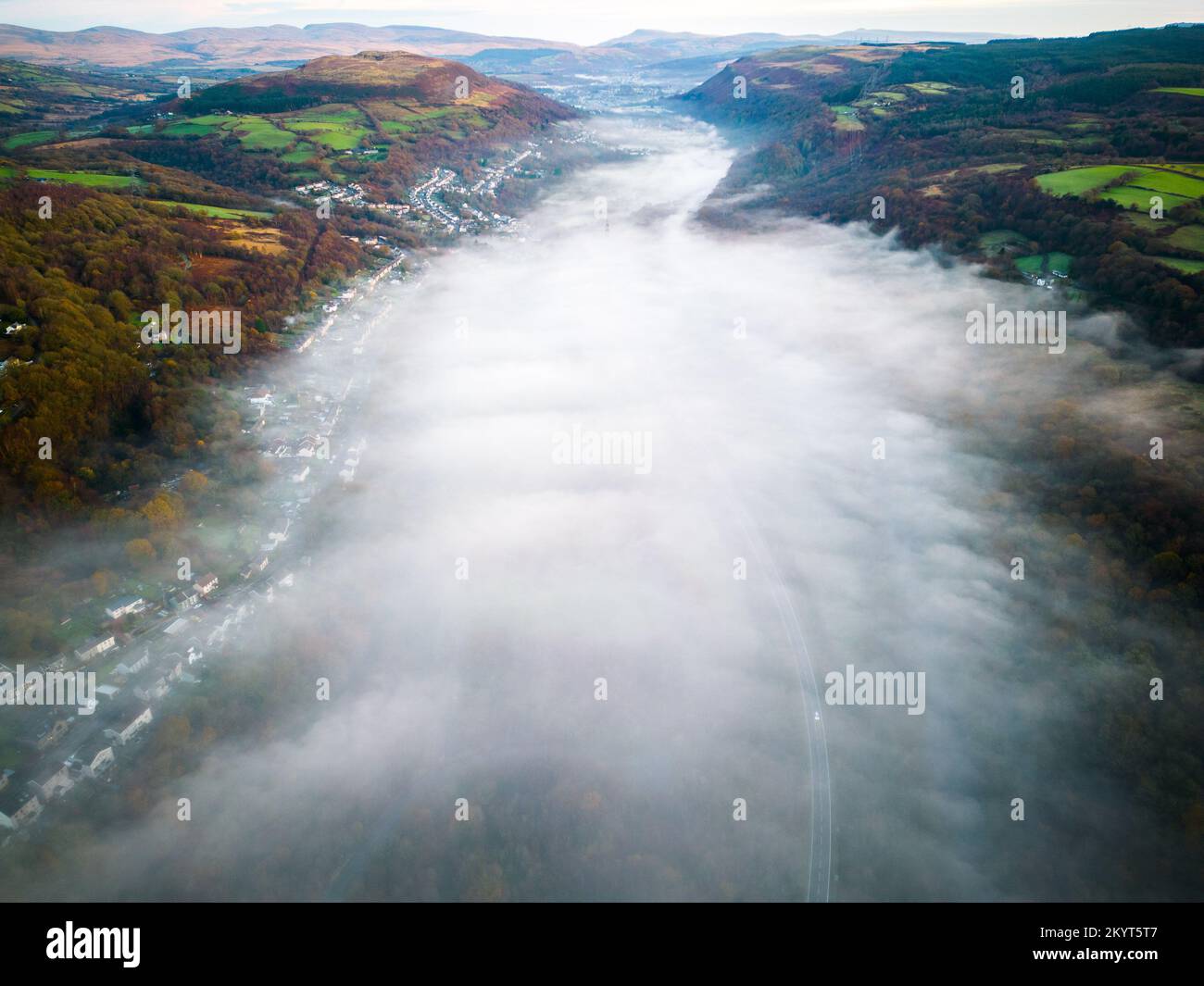 Morgennebel, gefangen von der Drohne, legt sich im Swansea Valley in Südwales mit Blick auf die ...