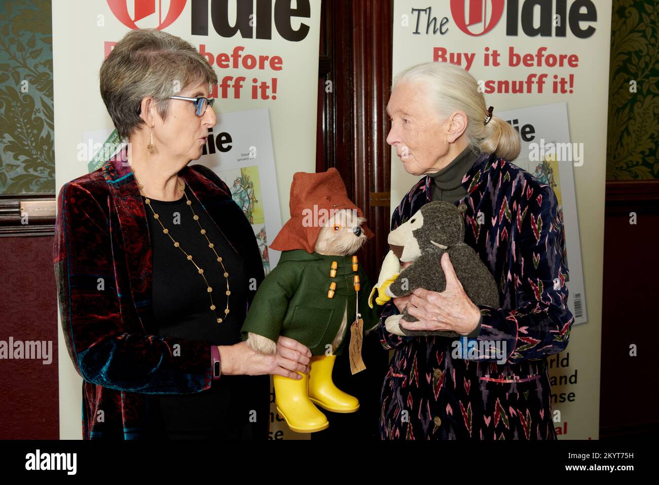 Karen Jankel, Tochter von Michael Bond, mit Paddington und Jane Goodall ...