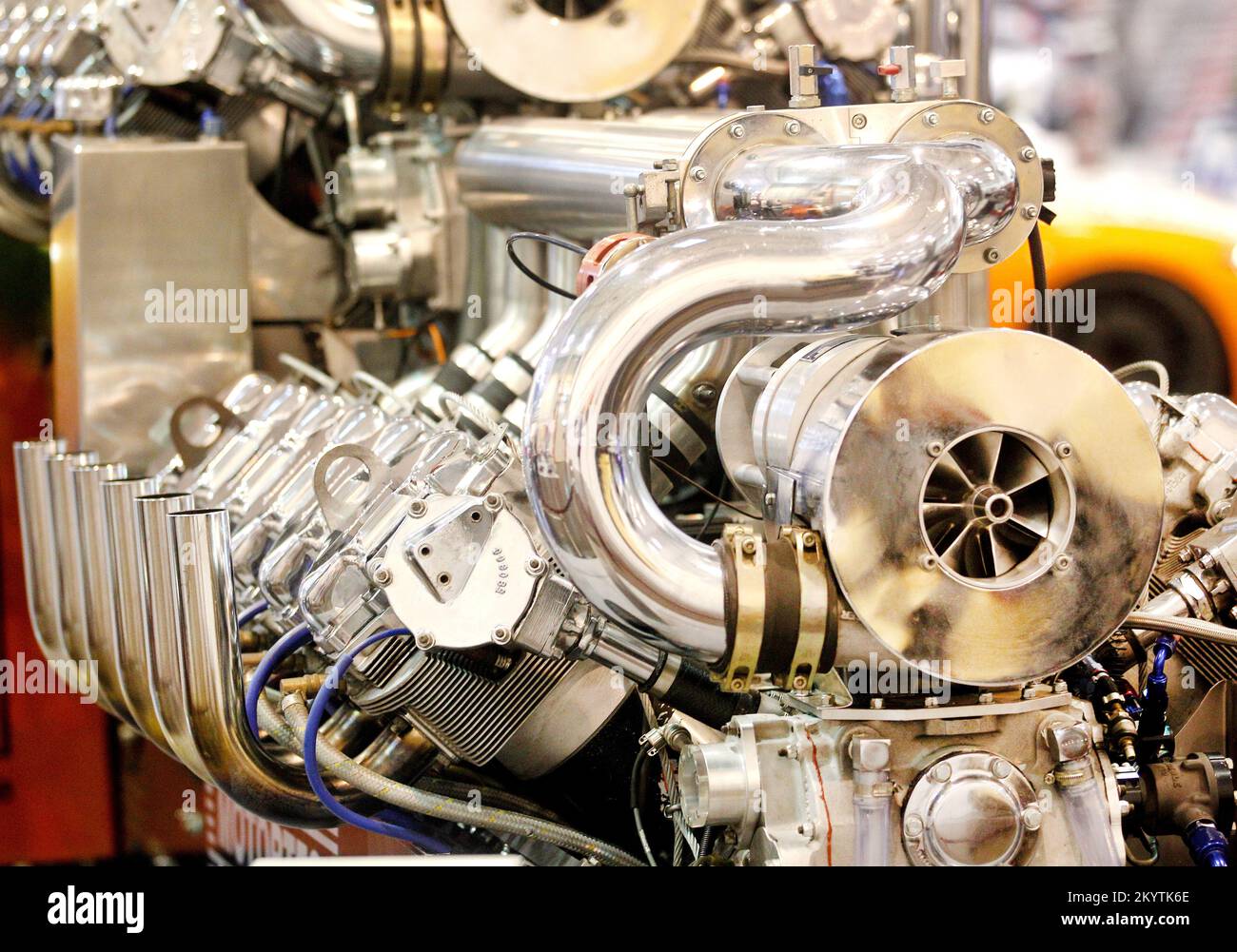 Essen, Deutschland. 02.. Dezember 2022. Der V 12-Motor des 'Flying Hawk' wird auf der Essener ...