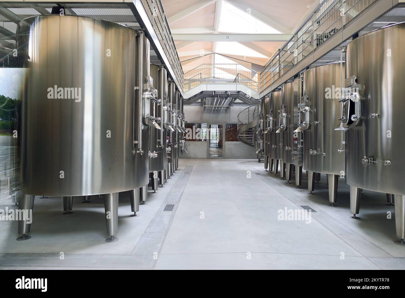 MARGAUX, FRANKREICH - AUGIST 13, 2015: Metallbehälter in der Weinfabrik ...