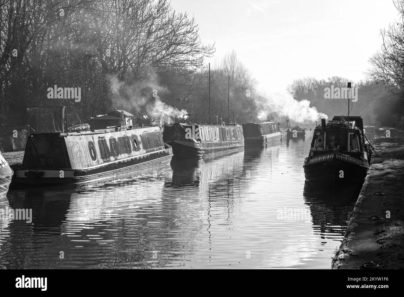 Kanal narrowboats barges boote Schwarzweiß-Stockfotos und -bilder - Alamy