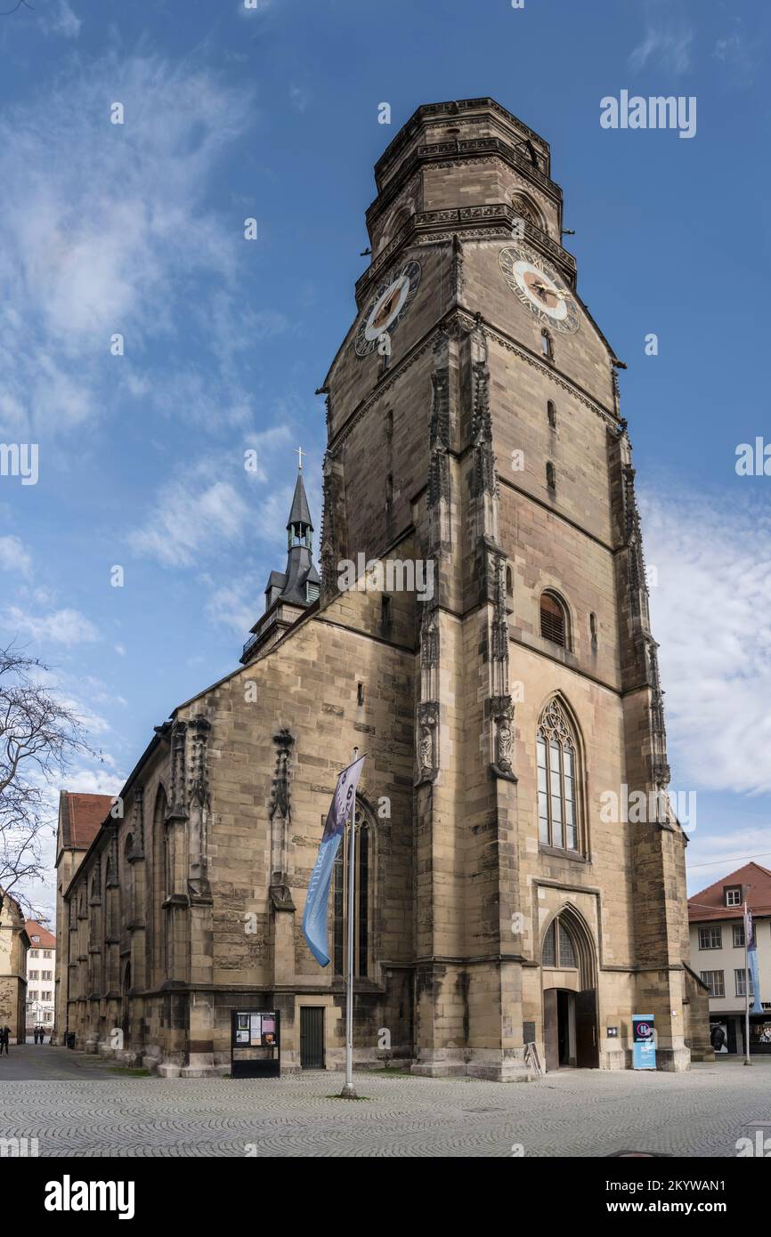 STUTTGART, 2022. november 08; Stadtbild mit Stiftskirche und riesigem ...
