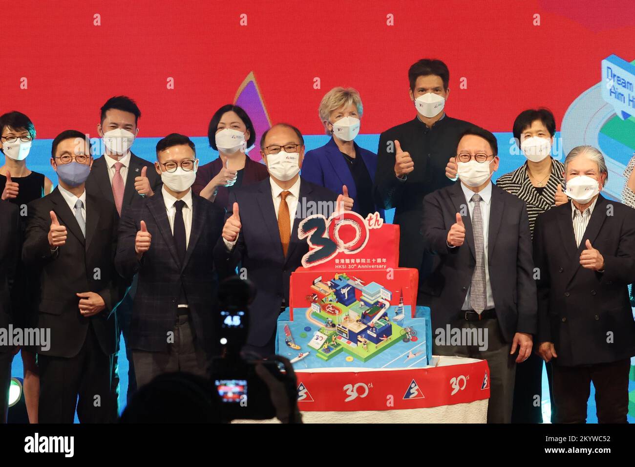(Erste Reihe; L-R) Kevin Yeung Yun-Hung, Minister für Kultur, Sport und ...