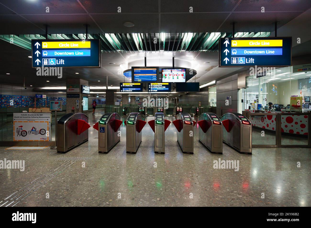SINGAPUR - 08. NOVEMBER 2015: Innenseite der MRT-Station. Das Mass ...
