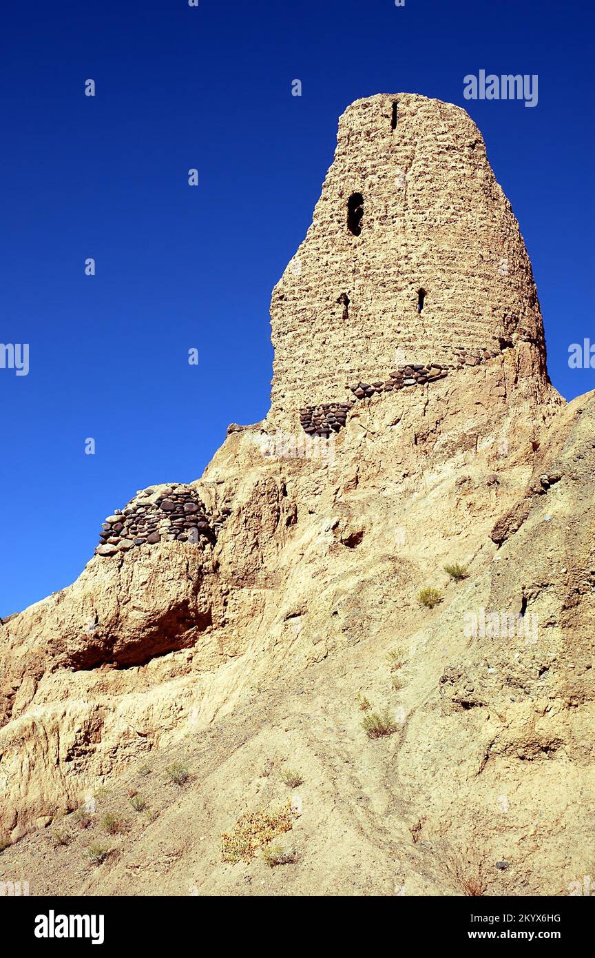 Ein Wachturm im Kakrak-Tal zwischen den Seen Bamyan (Bamiyan) und Band e Amir in ...