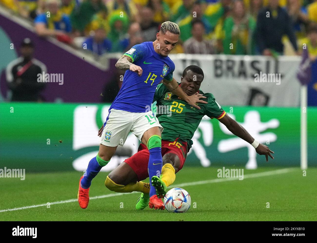Brasiliens Antonius (links) und Kameruns Tolo Nouhou kämpfen beim FIFA ...