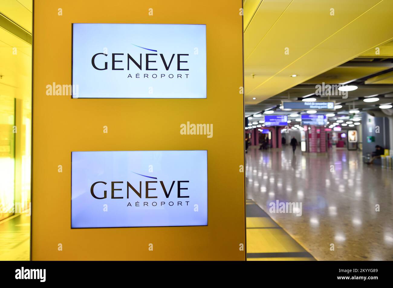 GENF, SCHWEIZ - 18. NOVEMBER 2015: Inneres des Genfer Flughafens. Der ...
