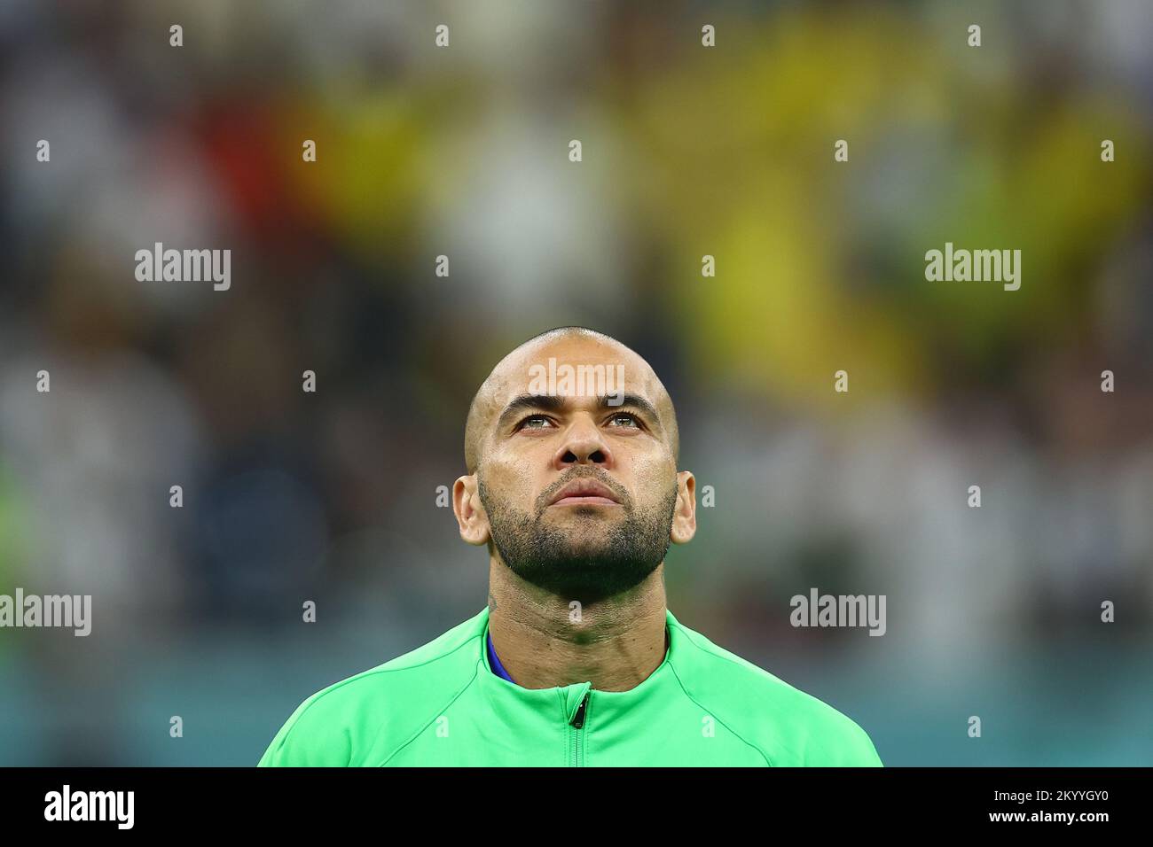 Doha, Katar. 02.. Dezember 2022. Dani Alves aus Brasilien schaut beim ...