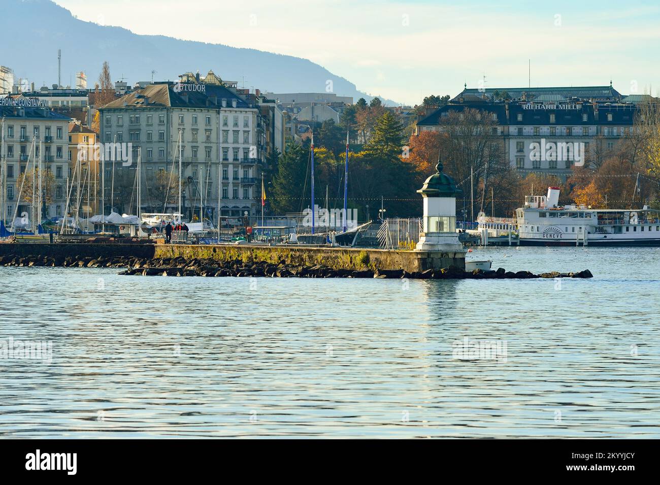 GENF, SCHWEIZ - 19. NOVEMBER 2015: Blick auf den Genfer See. Der Genfer ...