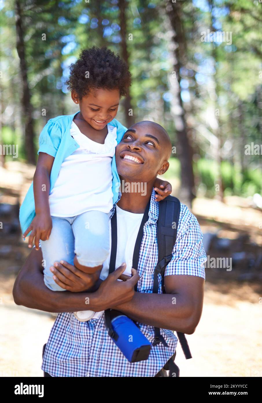 Wir haben Spaß zusammen. Ein glücklicher junger afrikanischer Vater ... Wir haben Spaß zusammen. Ein glücklicher junger afrikanischer Vater ...