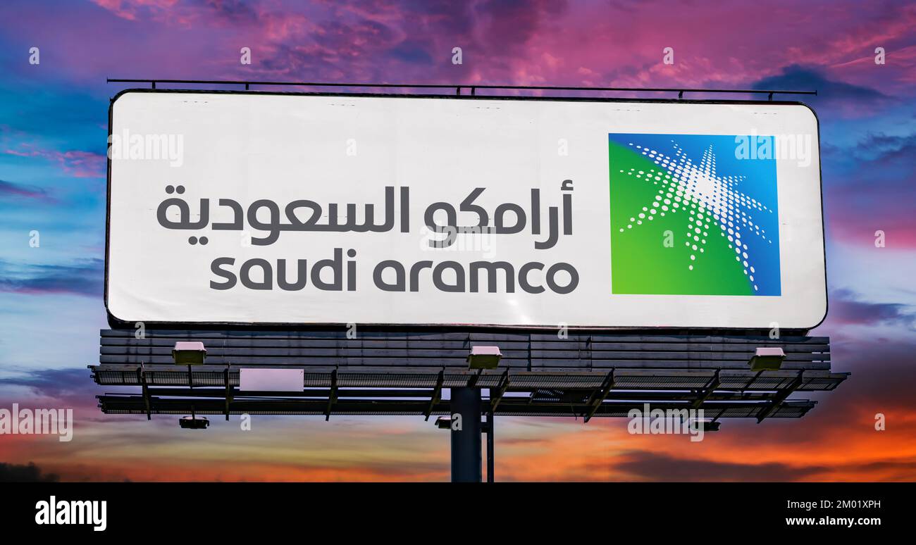POSEN, POL – 20. JULI 2022: Reklametafel mit dem Logo von Saudi Aramco ...