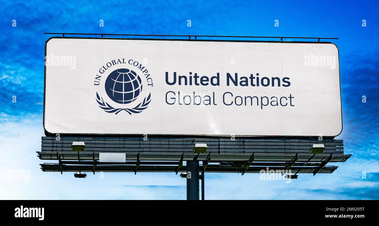 POSEN, POL – 22. NOVEMBER 2022: Werbetafel mit Logo des Global Compact der Vereinten Nationen ...