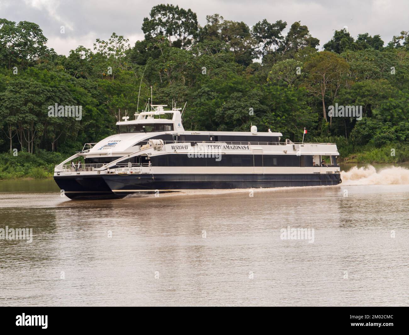 Pebas, Peru - Dez, 2017: Schnellboot auf dem Amazonas. Es transportiert ...